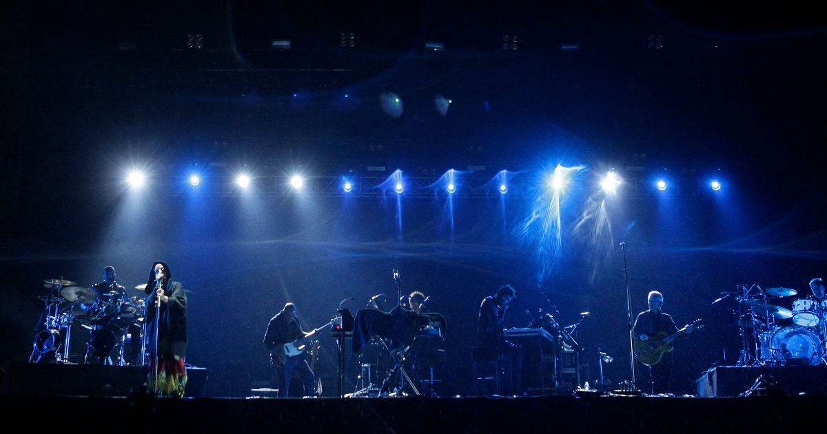 Elizabeth Fraser canta 'Song To The Siren' com os Massive Attack na Suécia