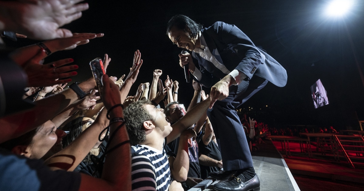Nick Cave canta clássico de Piaf